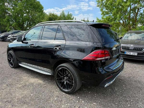 Black Mercedes-Benz GLE 350 2018 in Siauliai, with an engine capacity of 3.50 L and mileage of 110 thousand km for 25300 €, photo 3 on AUTOMOTO.COM.LV