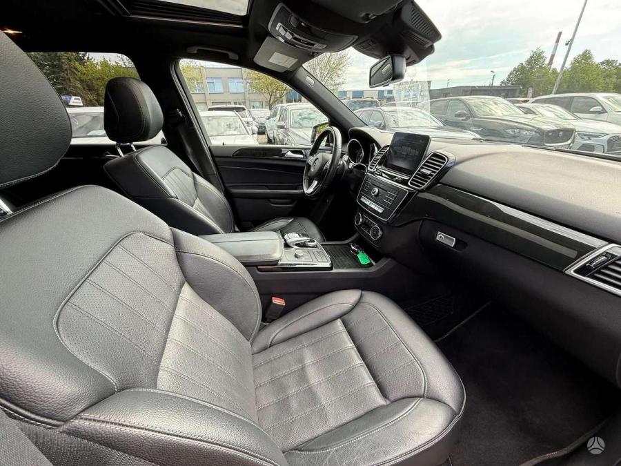 Black Mercedes-Benz GLE 350 2018 in Siauliai, with an engine capacity of 3.50 L and mileage of 110 thousand km for 25300 €, photo 8 on AUTOMOTO.COM.LV