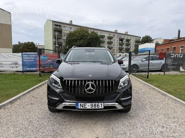 Mercedes-Benz GLE 350 2018 in Ventspils on AUTOMOTO.COM.LV Black Mercedes-Benz GLE 350 2018 in Ventspils, with an engine capacity of 3.00 L and mileage of 309 thousand km for 18500 €, photo 3 on AUTOMOTO.COM.LV