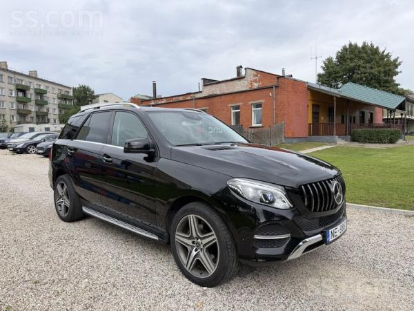 Mercedes-Benz GLE 350 2018 in Ventspils on AUTOMOTO.COM.LV Black Mercedes-Benz GLE 350 2018 in Ventspils, with an engine capacity of 3.00 L and mileage of 309 thousand km for 18500 €, photo 4 on AUTOMOTO.COM.LV