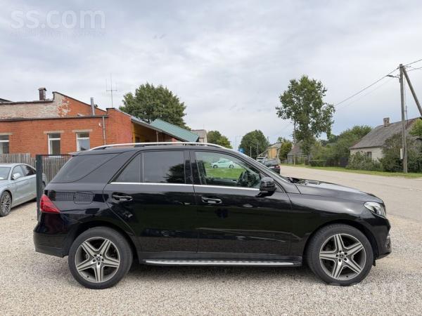 Mercedes-Benz GLE 350 2018 in Ventspils on AUTOMOTO.COM.LV Black Mercedes-Benz GLE 350 2018 in Ventspils, with an engine capacity of 3.00 L and mileage of 309 thousand km for 18500 €, photo 6 on AUTOMOTO.COM.LV