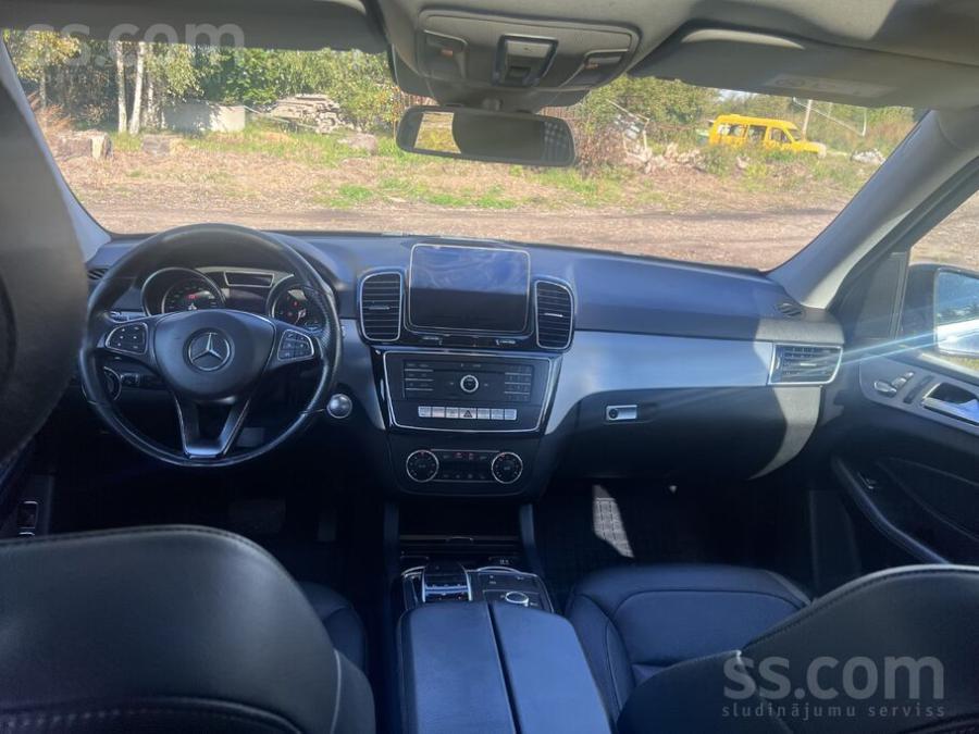 Melns Mercedes-Benz GLE 350 2018 Ventspils, ar dzinēja tilpumu 3.00 L un nobraukumu 310 tūkst. km par 18000 €, foto 3 vietnē AUTOMOTO.COM.LV