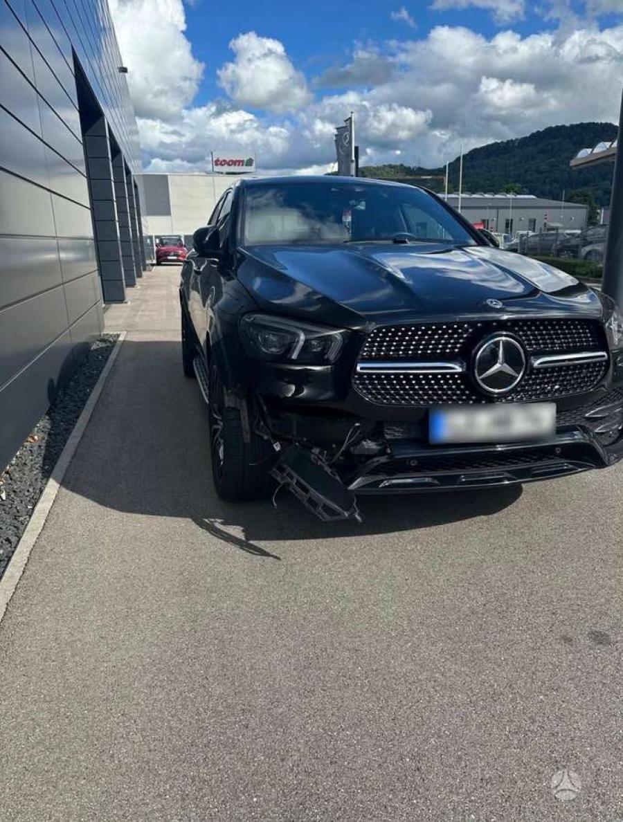 Melns Mercedes-Benz GLE 350 2021 Marijampole, ar dzinēja tilpumu 0.00 L un nobraukumu 62 tūkst. km par 58000 €, foto 5 vietnē AUTOMOTO.COM.LV
