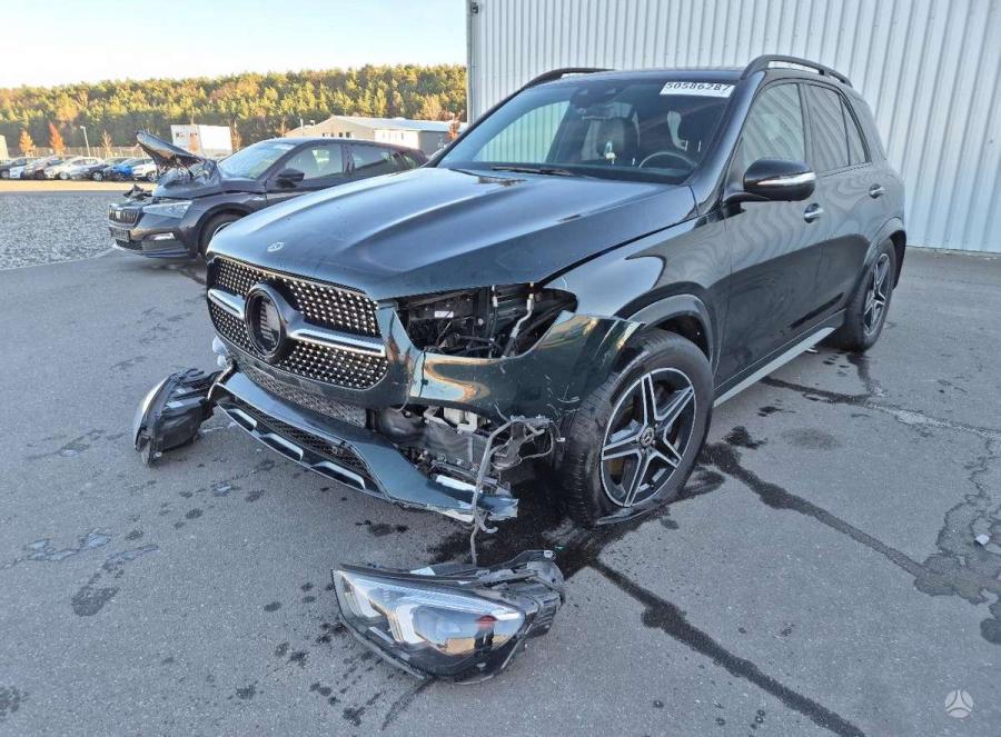 Black Mercedes-Benz GLE 350 2022 in Klaipeda, with an engine capacity of 1.95 L and mileage of 49 thousand km for 29250 €, photo 4 on AUTOMOTO.COM.LV