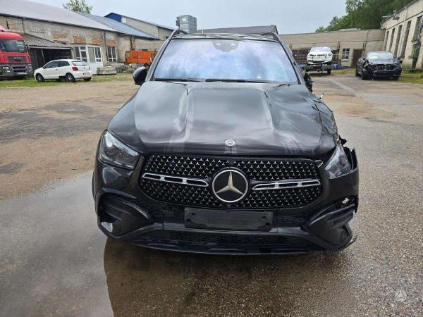 Melns Mercedes-Benz GLE 350 2023 Alīta, ar dzinēja tilpumu 2.00 L un nobraukumu 102 tūkst. km par 47650 €, foto 2 vietnē AUTOMOTO.COM.LV