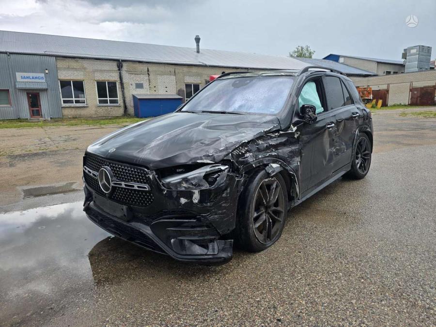 Melns Mercedes-Benz GLE 350 2023 Alīta, ar dzinēja tilpumu 2.00 L un nobraukumu 102 tūkst. km par 47650 €, foto 6 vietnē AUTOMOTO.COM.LV