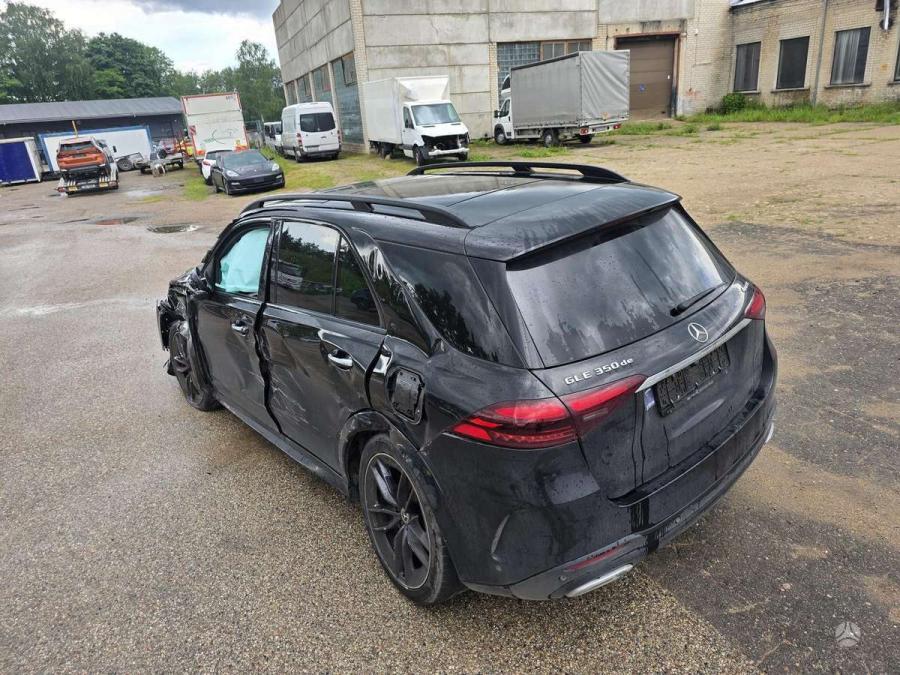 Melns Mercedes-Benz GLE 350 2023 Alīta, ar dzinēja tilpumu 2.00 L un nobraukumu 102 tūkst. km par 47650 €, foto 8 vietnē AUTOMOTO.COM.LV
