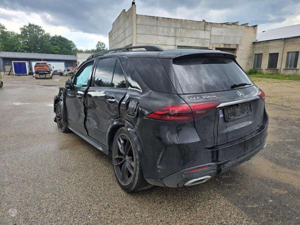 Melns Mercedes-Benz GLE 350 2023 Alīta, ar dzinēja tilpumu 2.00 L un nobraukumu 102 tūkst. km par 47650 €, foto 8 vietnē AUTOMOTO.COM.LV