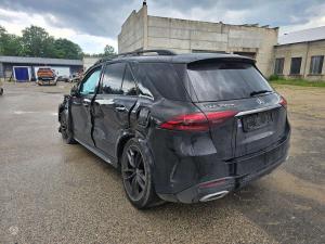 Melns Mercedes-Benz GLE 350 2023 Alīta, ar dzinēja tilpumu 2.00 L un nobraukumu 102 tūkst. km par 47650 €, foto 9 vietnē AUTOMOTO.COM.LV