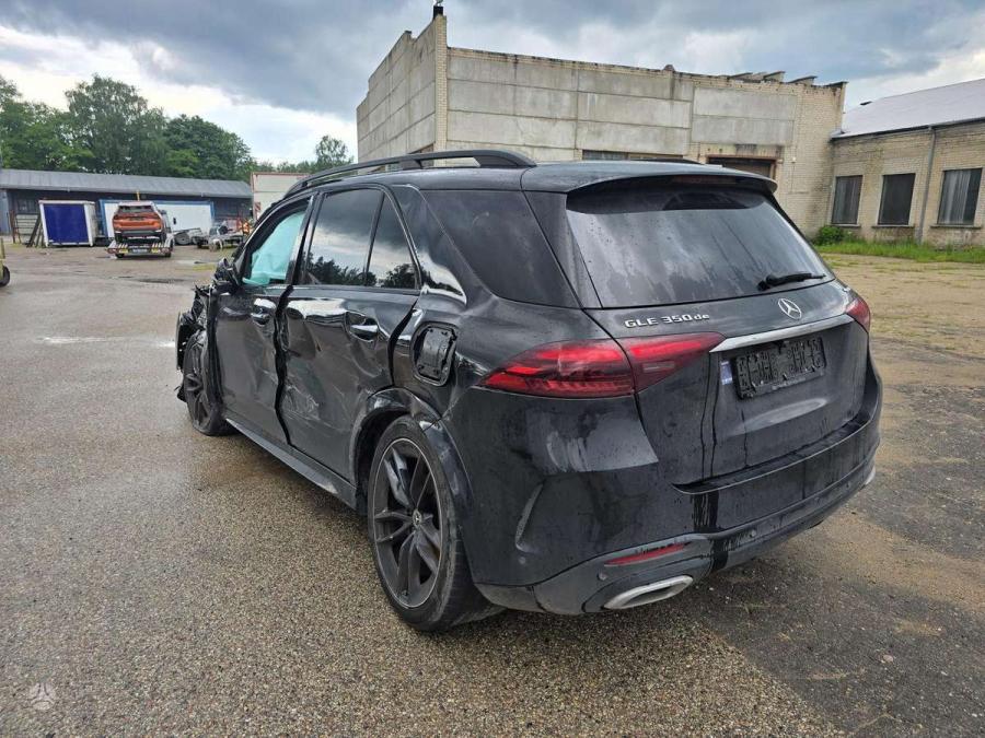 Melns Mercedes-Benz GLE 350 2023 Alīta, ar dzinēja tilpumu 2.00 L un nobraukumu 102 tūkst. km par 47650 €, foto 9 vietnē AUTOMOTO.COM.LV