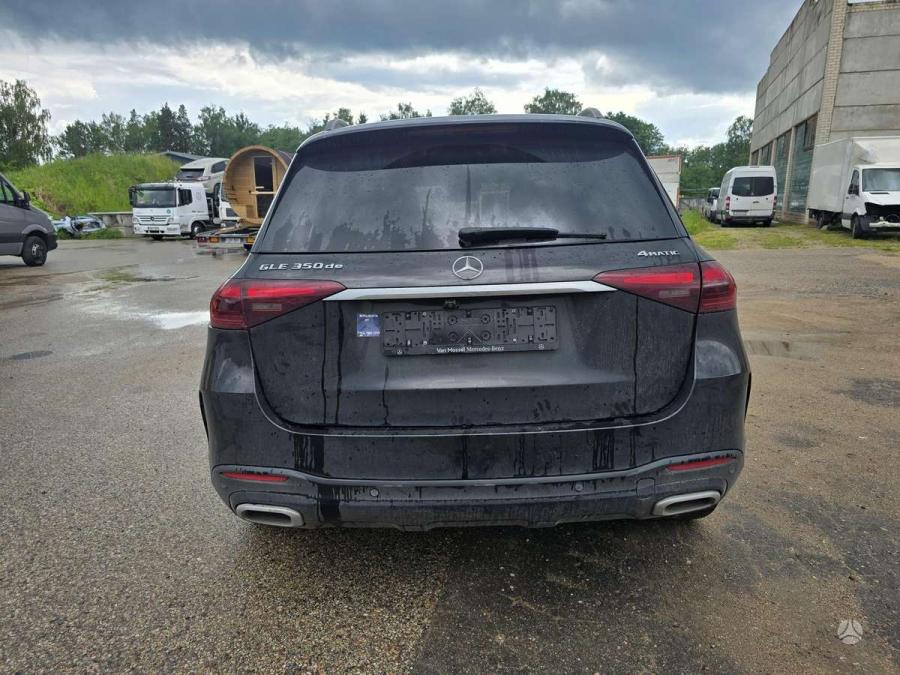 Melns Mercedes-Benz GLE 350 2023 Alīta, ar dzinēja tilpumu 2.00 L un nobraukumu 102 tūkst. km par 47650 €, foto 10 vietnē AUTOMOTO.COM.LV