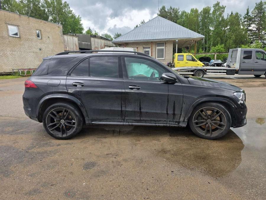 Melns Mercedes-Benz GLE 350 2023 Alīta, ar dzinēja tilpumu 2.00 L un nobraukumu 102 tūkst. km par 47650 €, foto 12 vietnē AUTOMOTO.COM.LV