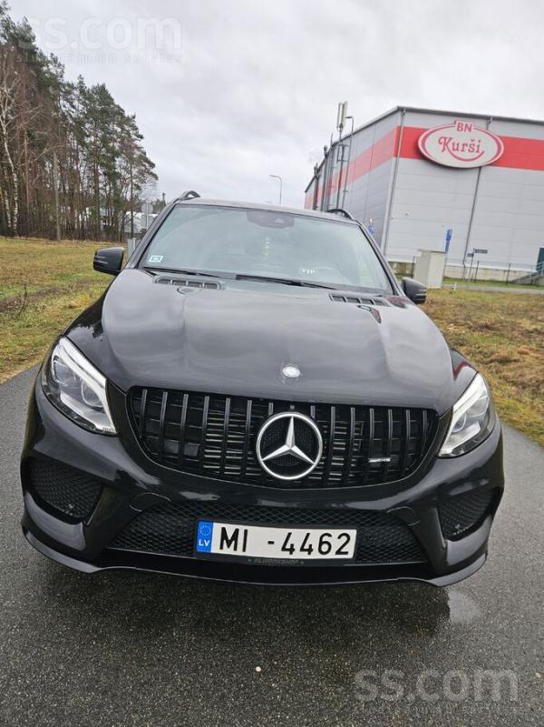 Black Mercedes-Benz GLE 350 2016 in Riga, with an engine capacity of 3.50 L and mileage of 135 thousand km for 26450 €, photo 1 on AUTOMOTO.COM.LV