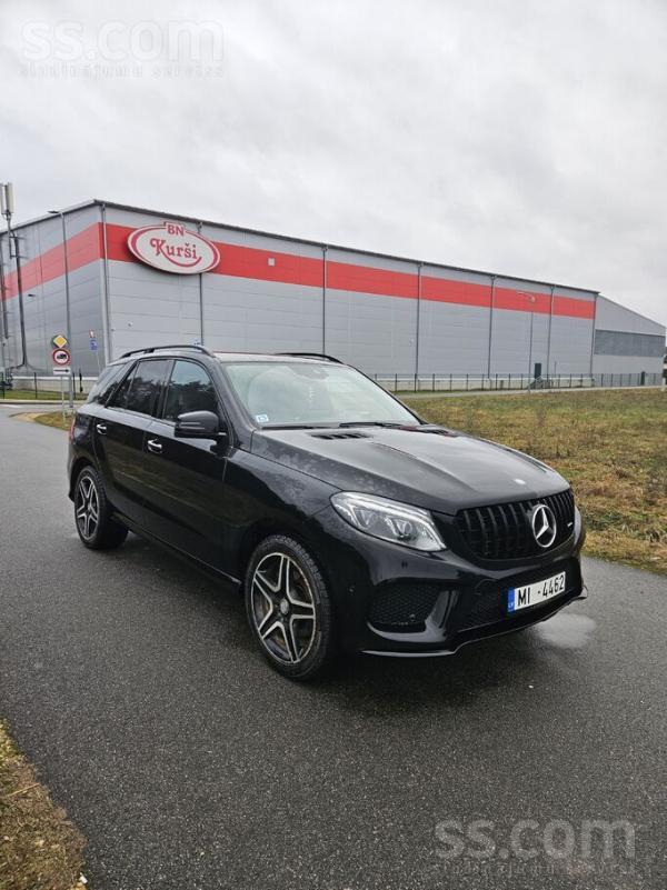 Black Mercedes-Benz GLE 350 2016 in Riga, with an engine capacity of 3.50 L and mileage of 135 thousand km for 26450 €, photo 3 on AUTOMOTO.COM.LV