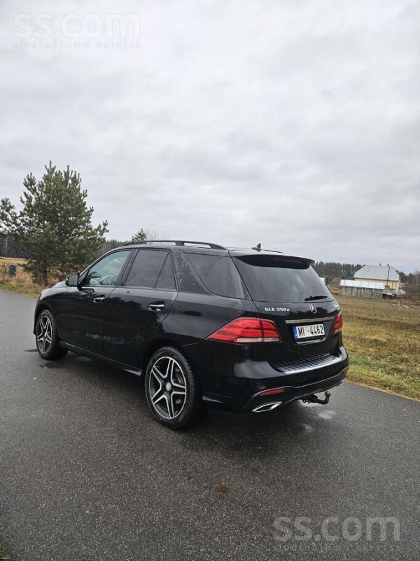 Black Mercedes-Benz GLE 350 2016 in Riga, with an engine capacity of 3.50 L and mileage of 135 thousand km for 26450 €, photo 5 on AUTOMOTO.COM.LV