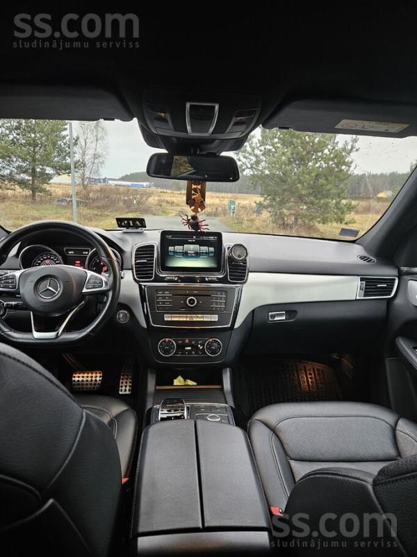 Black Mercedes-Benz GLE 350 2016 in Riga, with an engine capacity of 3.50 L and mileage of 135 thousand km for 26450 €, photo 7 on AUTOMOTO.COM.LV