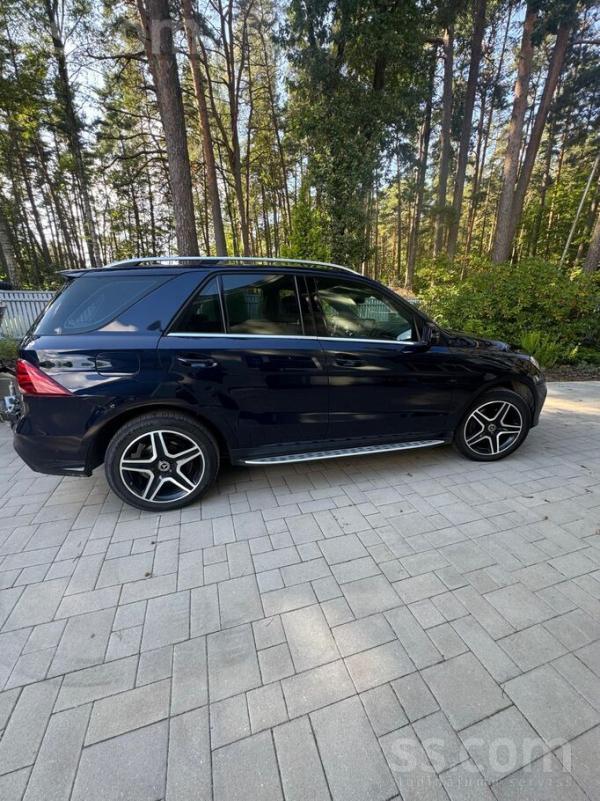 Zils Mercedes-Benz GLE 350 2017 Rīga, ar dzinēja tilpumu 3.00 L un nobraukumu 263 tūkst. km par 18300 €, foto 1 vietnē AUTOMOTO.COM.LV