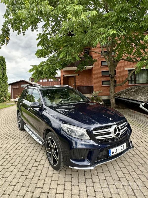 Zils Mercedes-Benz GLE 350 2018 Cēsis, ar dzinēja tilpumu 3.00 L un nobraukumu 165 tūkst. km par 24500 €, foto 1 vietnē AUTOMOTO.COM.LV