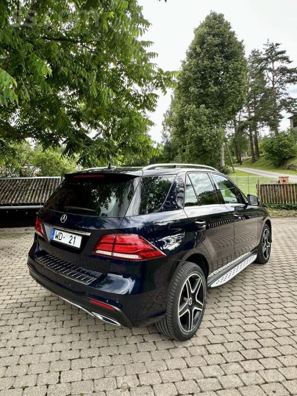 Zils Mercedes-Benz GLE 350 2018 Cēsis, ar dzinēja tilpumu 3.00 L un nobraukumu 165 tūkst. km par 24500 €, foto 4 vietnē AUTOMOTO.COM.LV