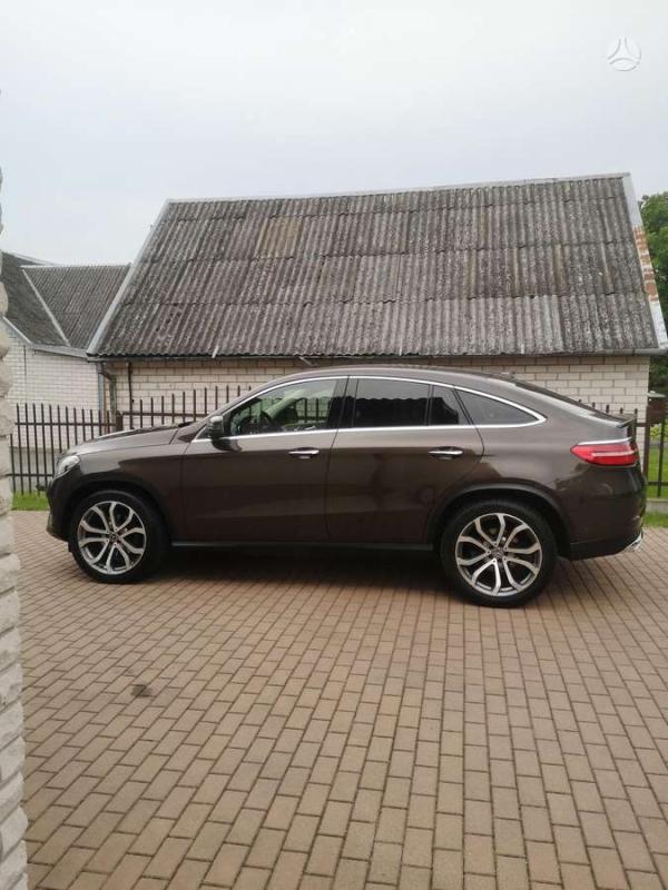 Brown Mercedes-Benz GLE 350 2017 in Raseiniai, with an engine capacity of 2.99 L and mileage of 201 thousand km for 32950 €, photo 6 on AUTOMOTO.COM.LV