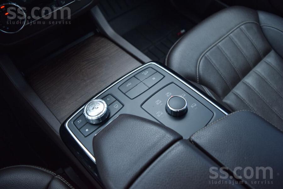 Brown Mercedes-Benz GLE 350 2018 in Riga, with an engine capacity of 3.00 L and mileage of 210 thousand km for 24900 €, photo 15 on AUTOMOTO.COM.LV