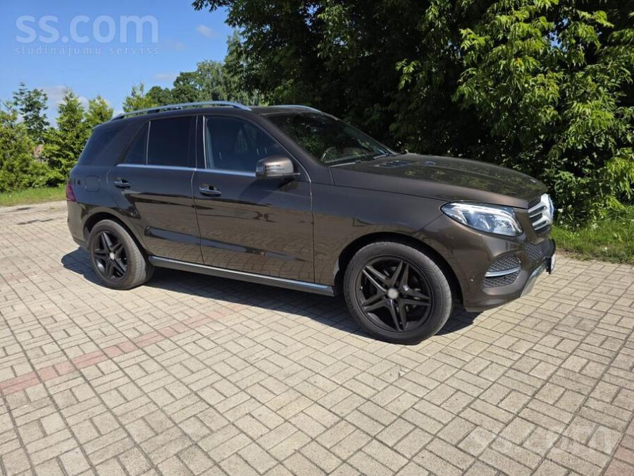 Brown Mercedes-Benz GLE 350 2018 in Riga, with an engine capacity of 3.00 L and mileage of 210 thousand km for 23700 €, photo 1 on AUTOMOTO.COM.LV
