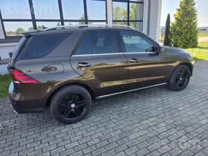 Brown Mercedes-Benz GLE 350 2018 in Riga, with an engine capacity of 3.00 L and mileage of 210 thousand km for 23700 €, photo 3 on AUTOMOTO.COM.LV