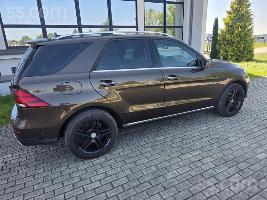 Brown Mercedes-Benz GLE 350 2018 in Riga, with an engine capacity of 3.00 L and mileage of 210 thousand km for 23700 €, photo 3 on AUTOMOTO.COM.LV