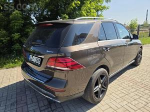 Brown Mercedes-Benz GLE 350 2018 in Riga, with an engine capacity of 3.00 L and mileage of 210 thousand km for 23700 €, photo 4 on AUTOMOTO.COM.LV