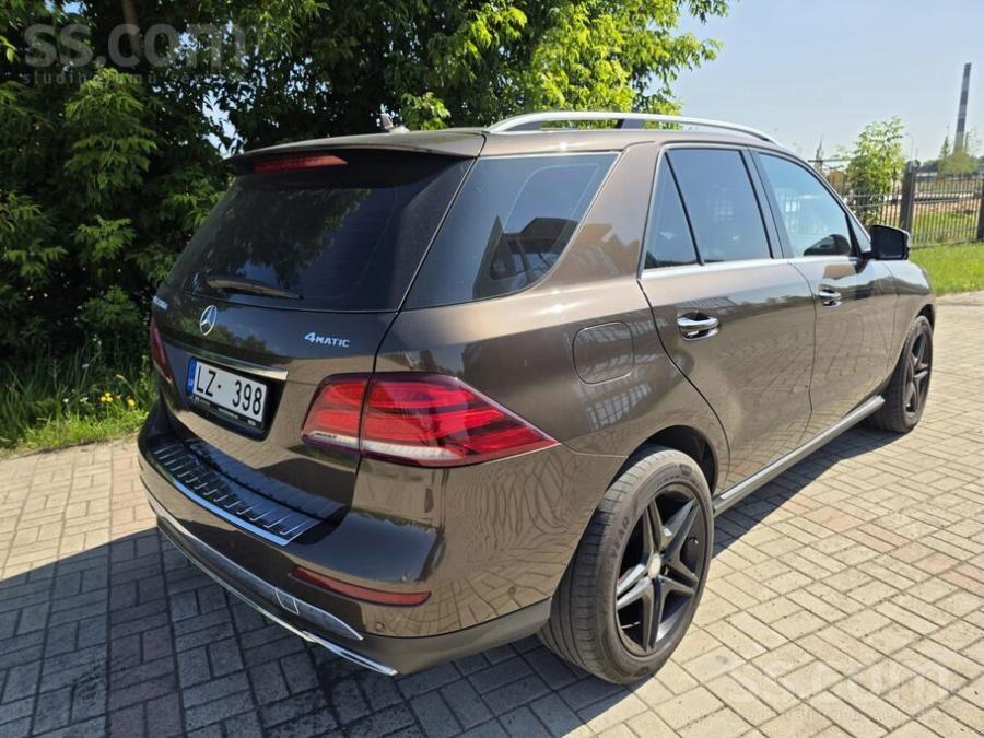 Brown Mercedes-Benz GLE 350 2018 in Riga, with an engine capacity of 3.00 L and mileage of 210 thousand km for 23700 €, photo 4 on AUTOMOTO.COM.LV