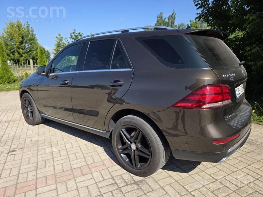 Brown Mercedes-Benz GLE 350 2018 in Riga, with an engine capacity of 3.00 L and mileage of 210 thousand km for 23700 €, photo 5 on AUTOMOTO.COM.LV