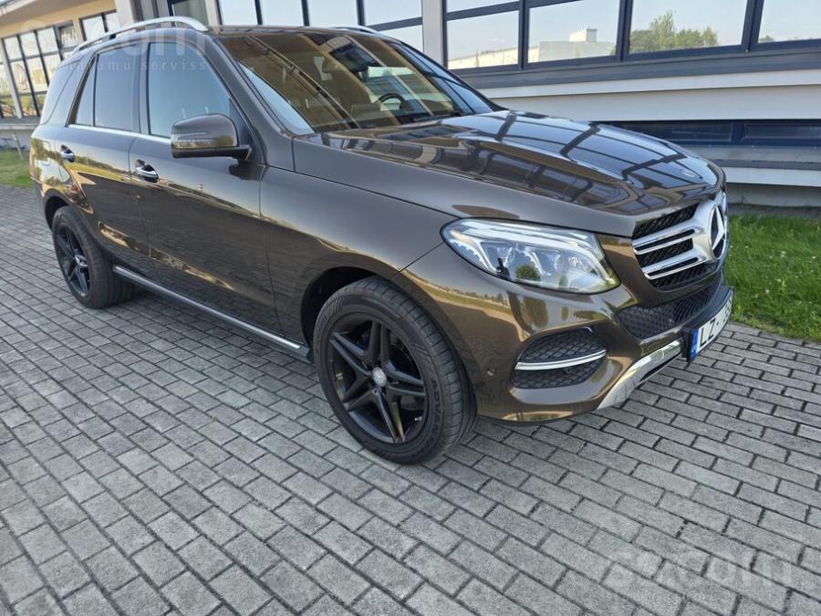 Brown Mercedes-Benz GLE 350 2018 in Riga, with an engine capacity of 3.00 L and mileage of 210 thousand km for 23700 €, photo 6 on AUTOMOTO.COM.LV