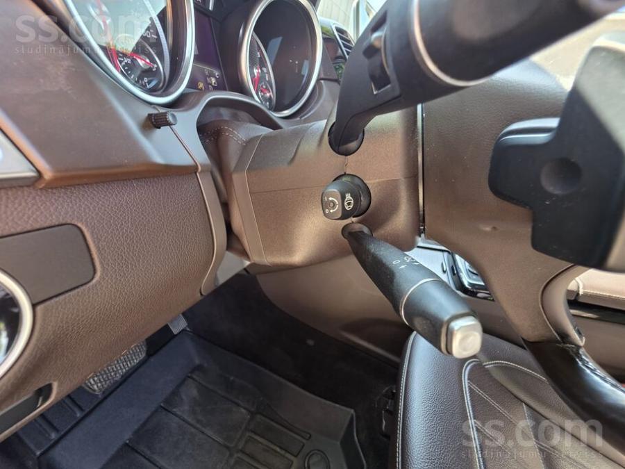 Brown Mercedes-Benz GLE 350 2018 in Riga, with an engine capacity of 3.00 L and mileage of 210 thousand km for 23700 €, photo 8 on AUTOMOTO.COM.LV