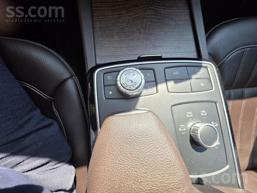 Brown Mercedes-Benz GLE 350 2018 in Riga, with an engine capacity of 3.00 L and mileage of 210 thousand km for 23700 €, photo 12 on AUTOMOTO.COM.LV