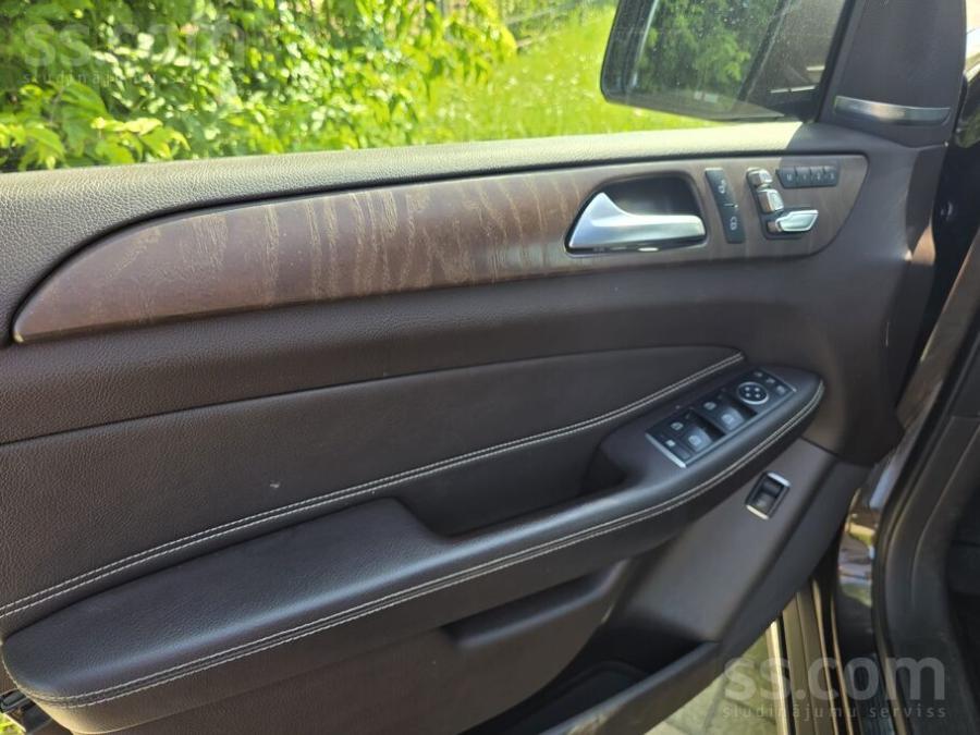 Brown Mercedes-Benz GLE 350 2018 in Riga, with an engine capacity of 3.00 L and mileage of 210 thousand km for 23700 €, photo 18 on AUTOMOTO.COM.LV