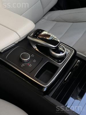 Pelēks Mercedes-Benz GLE 350 2015 Rīga, ar dzinēja tilpumu 3.00 L un nobraukumu 144 tūkst. km par 25900 €, foto 17 vietnē AUTOMOTO.COM.LV