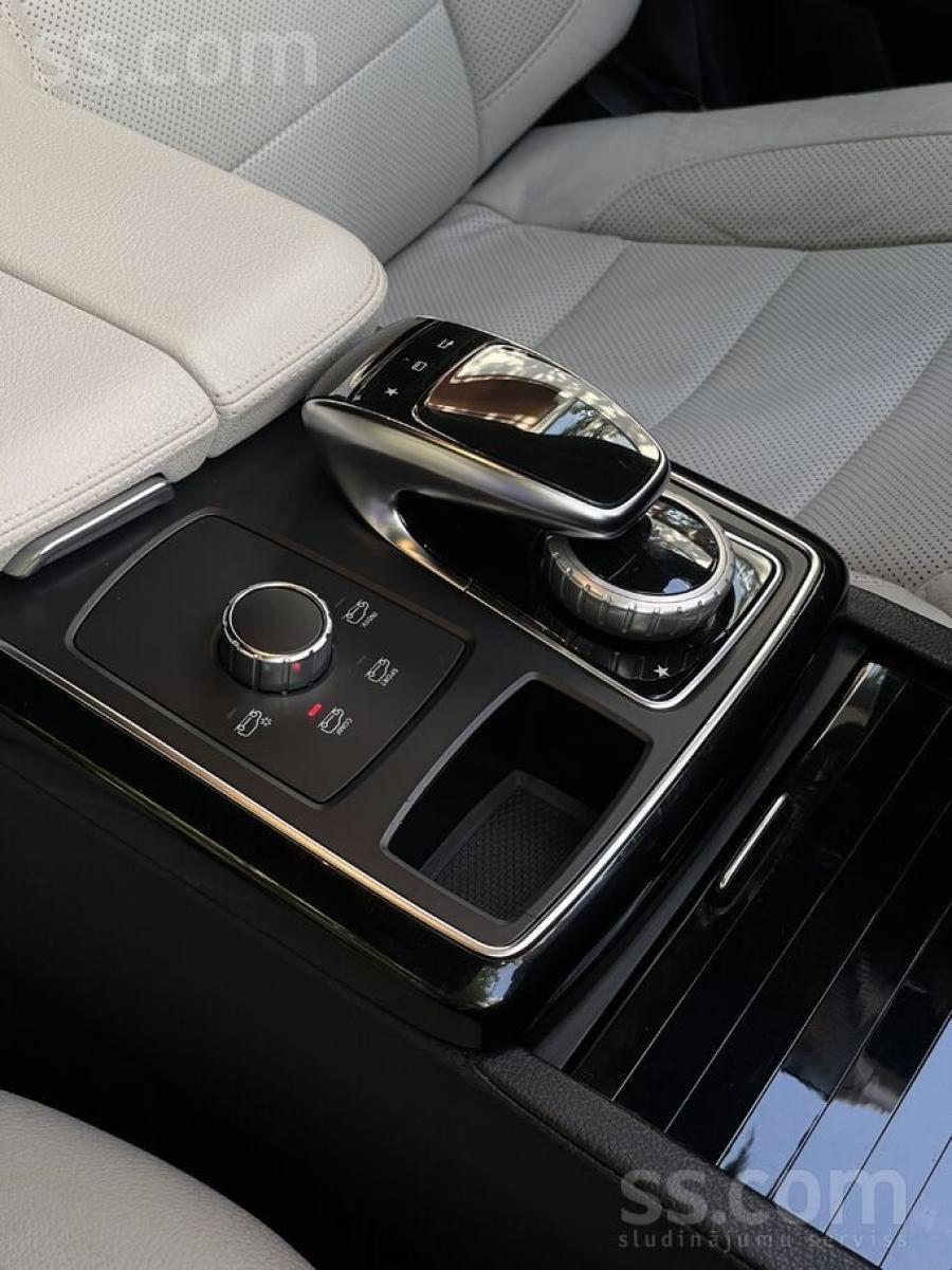 Pelēks Mercedes-Benz GLE 350 2015 Rīga, ar dzinēja tilpumu 3.00 L un nobraukumu 144 tūkst. km par 25900 €, foto 17 vietnē AUTOMOTO.COM.LV