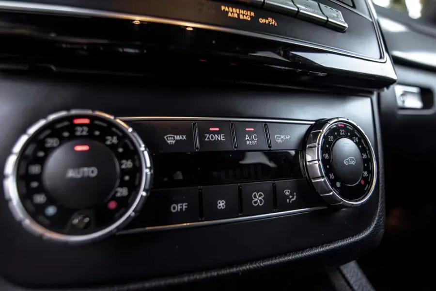 Grey Mercedes-Benz GLE 350 2015 in Jelgava, with an engine capacity of 3.00 L and mileage of 190 thousand km for 26900 €, photo 15 on AUTOMOTO.COM.LV