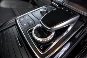 Grey Mercedes-Benz GLE 350 2015 in Jelgava, with an engine capacity of 3.00 L and mileage of 190 thousand km for 26900 €, photo 16 on AUTOMOTO.COM.LV
