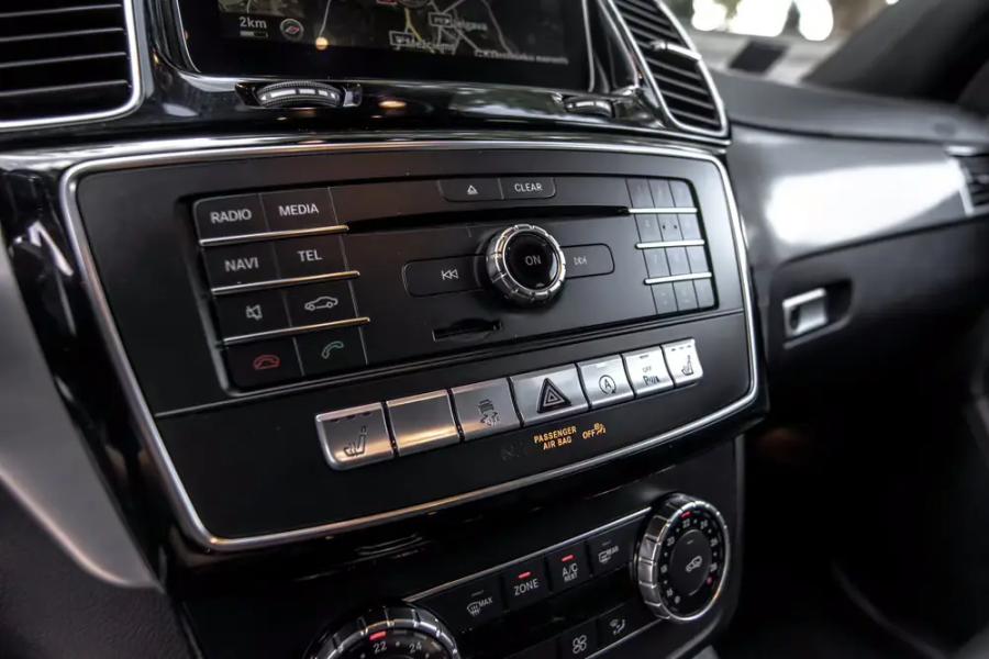 Grey Mercedes-Benz GLE 350 2015 in Jelgava, with an engine capacity of 3.00 L and mileage of 190 thousand km for 26900 €, photo 17 on AUTOMOTO.COM.LV