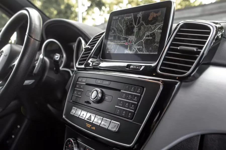 Grey Mercedes-Benz GLE 350 2015 in Jelgava, with an engine capacity of 3.00 L and mileage of 190 thousand km for 26900 €, photo 32 on AUTOMOTO.COM.LV