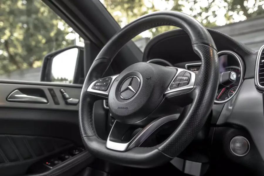 Grey Mercedes-Benz GLE 350 2015 in Jelgava, with an engine capacity of 3.00 L and mileage of 190 thousand km for 26900 €, photo 33 on AUTOMOTO.COM.LV