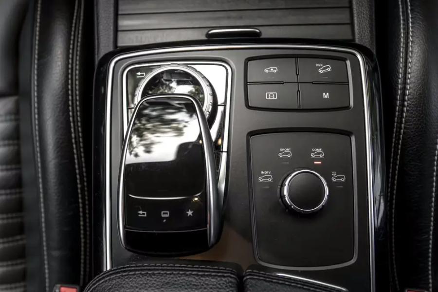 Grey Mercedes-Benz GLE 350 2015 in Jelgava, with an engine capacity of 3.00 L and mileage of 190 thousand km for 26900 €, photo 34 on AUTOMOTO.COM.LV