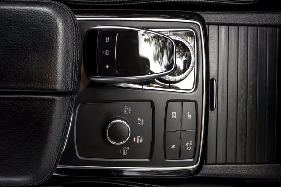 Grey Mercedes-Benz GLE 350 2015 in Jelgava, with an engine capacity of 3.00 L and mileage of 190 thousand km for 26900 €, photo 35 on AUTOMOTO.COM.LV