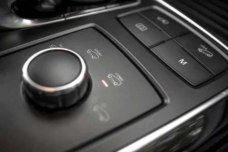 Grey Mercedes-Benz GLE 350 2015 in Jelgava, with an engine capacity of 3.00 L and mileage of 190 thousand km for 26900 €, photo 36 on AUTOMOTO.COM.LV