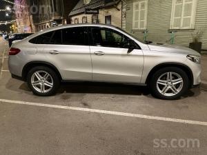 Pelēks Mercedes-Benz GLE 350 2020 Rīga, ar dzinēja tilpumu 3.00 L un nobraukumu 122 tūkst. km par 39900 €, foto 4 vietnē AUTOMOTO.COM.LV