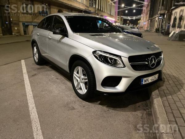 Серый Мерседес ГЛE 350 2020 в Рига, объемом двигателя 3.00 л и пробегом 122 тыс. км за 39900 €, фото 1 на AUTOMOTO.COM.LV