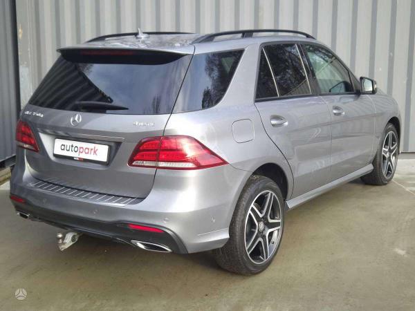 Pelēks Mercedes-Benz GLE 350 2015 Viļņa, ar dzinēja tilpumu 2.99 L un nobraukumu 222 tūkst. km par 24900 €, foto 4 vietnē AUTOMOTO.COM.LV