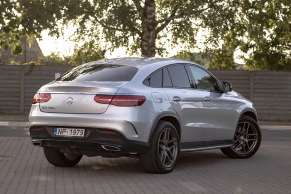 Pelēks Mercedes-Benz GLE 350 2015 Rīga, ar dzinēja tilpumu 3.00 L un nobraukumu 190 tūkst. km par 29700 €, foto 5 vietnē AUTOMOTO.COM.LV