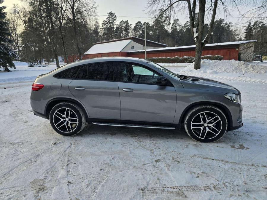 Grey Mercedes-Benz GLE 350 2016 in Prienai, with an engine capacity of 2.99 L and mileage of 222 thousand km for 27500 €, photo 8 on AUTOMOTO.COM.LV